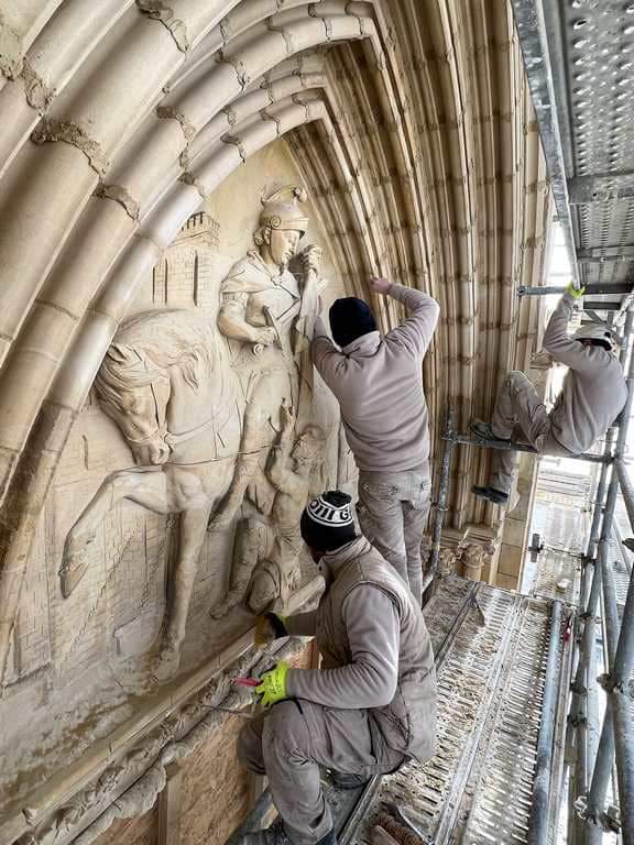 EGLISE : point de situation du chantier. Bas-relief de Martin et du ...