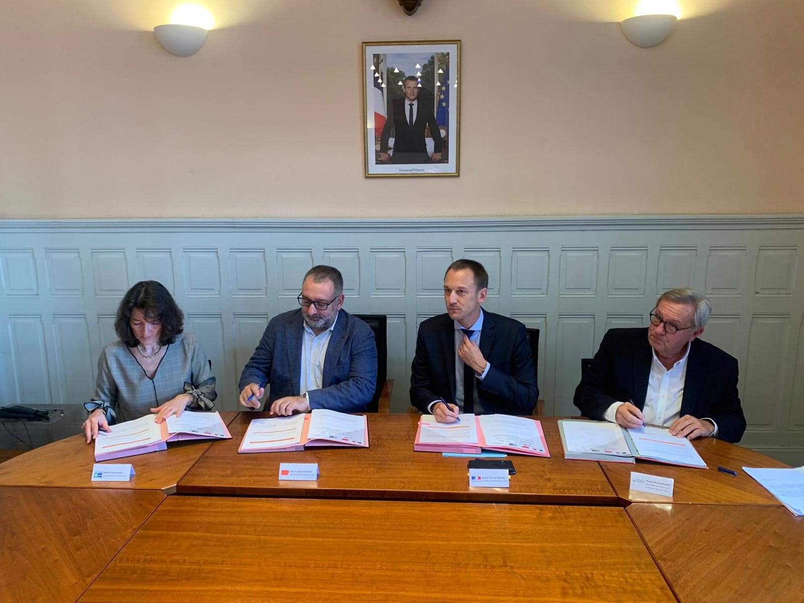 COMMUNICATION DE LA MAIRIE : moment historique ce matin en Mairie avec ... COMMUNICATION DE LA MAIRIE : moment historique ce matin en Mairie avec ...